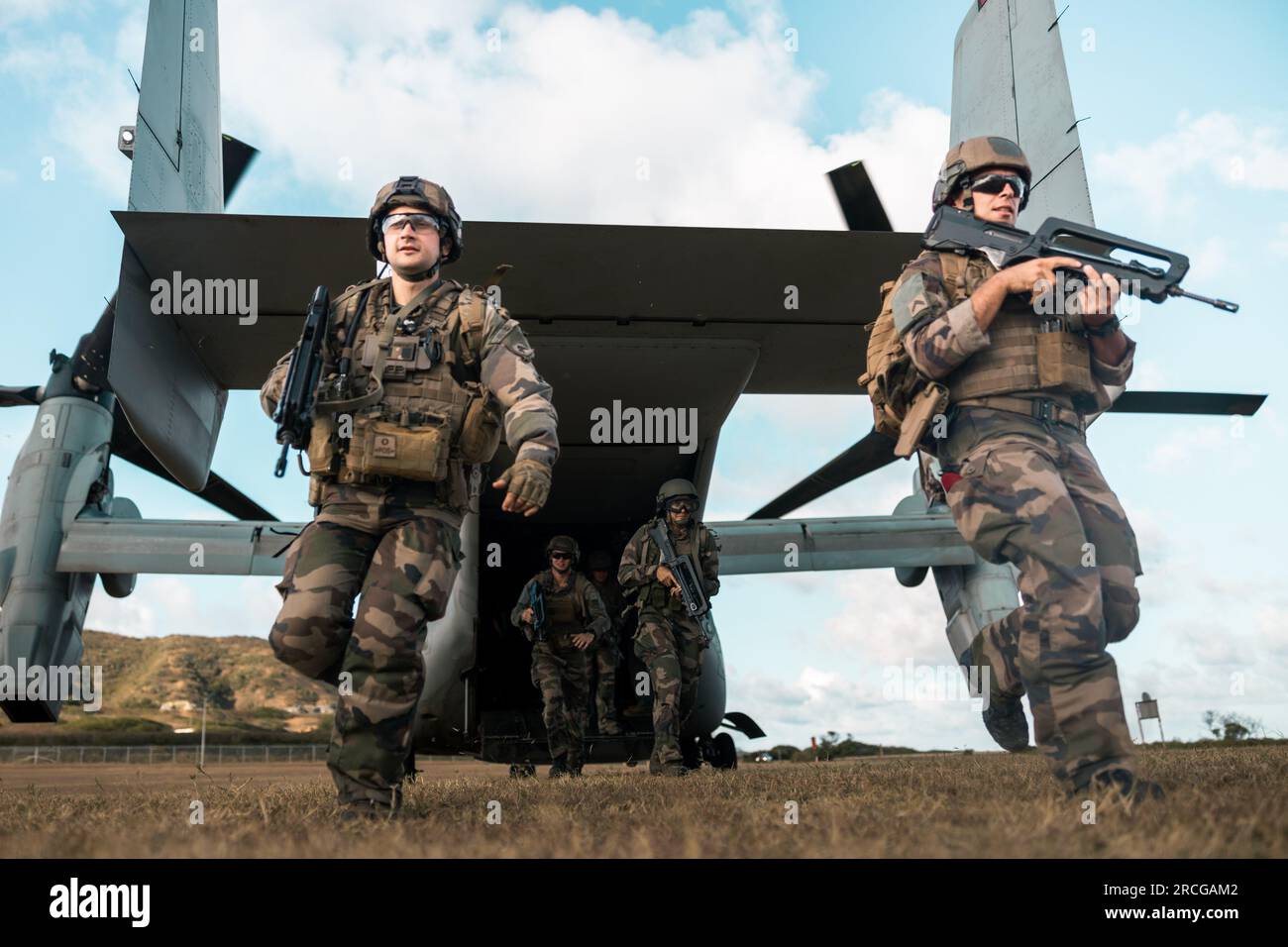 French Marines get off an MV-22B Osprey at Marine Corps Base Hawaii ...