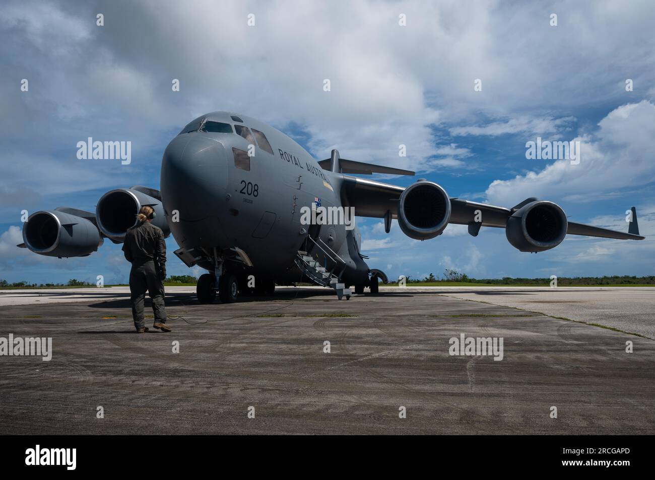 Royal Australian Air Force Corporal Charlotte Roe, a C-17 Globemaster ...