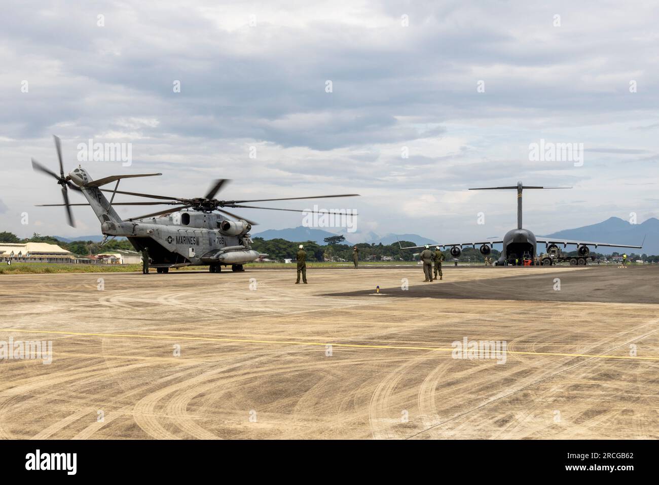 A U.S. Marine Corps CH-53E Super Stallion with Marine Medium Tiltrotor ...