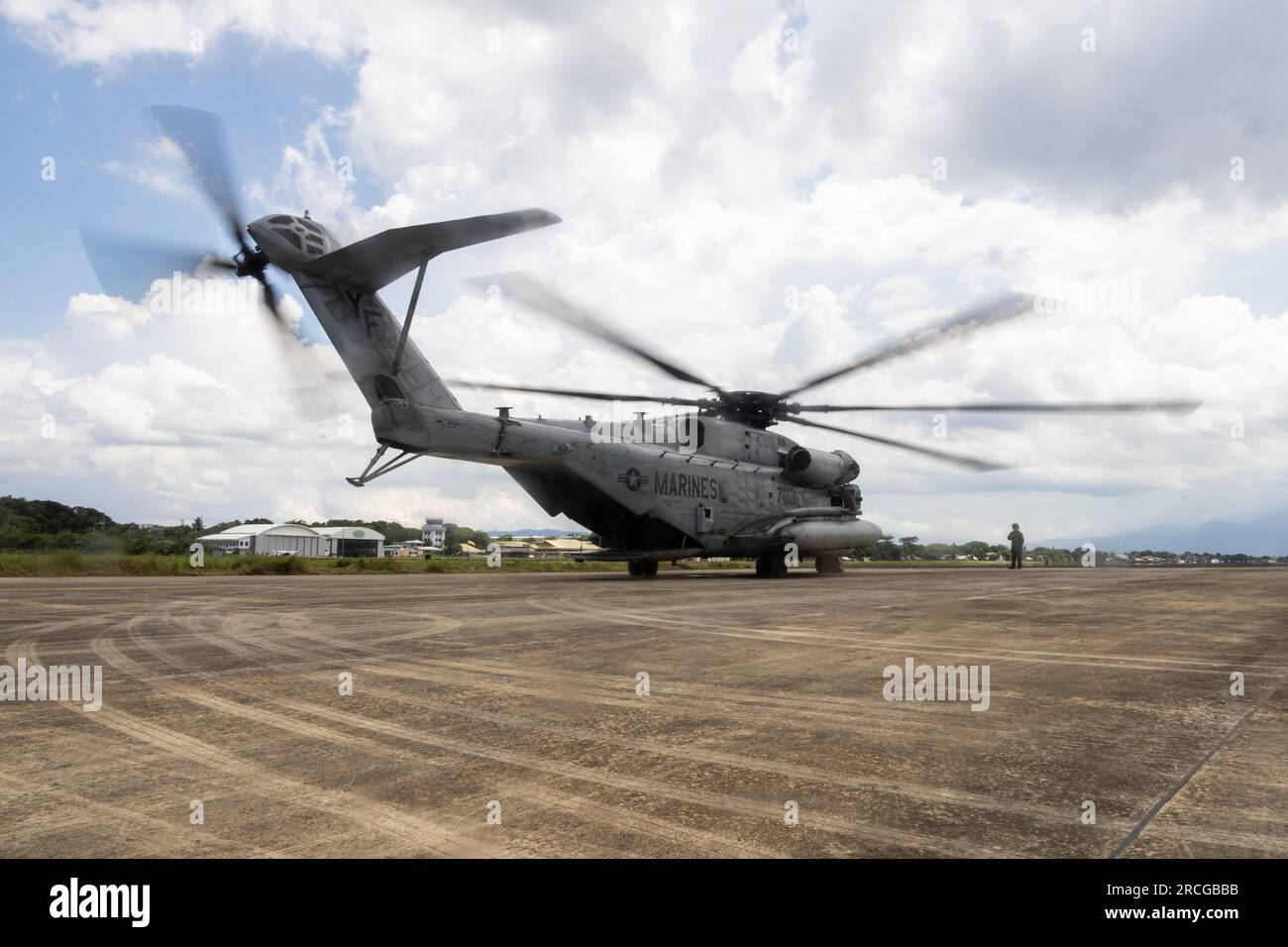 A U.S. Marine Corps CH-53E Super Stallion with Marine Medium Tiltrotor ...