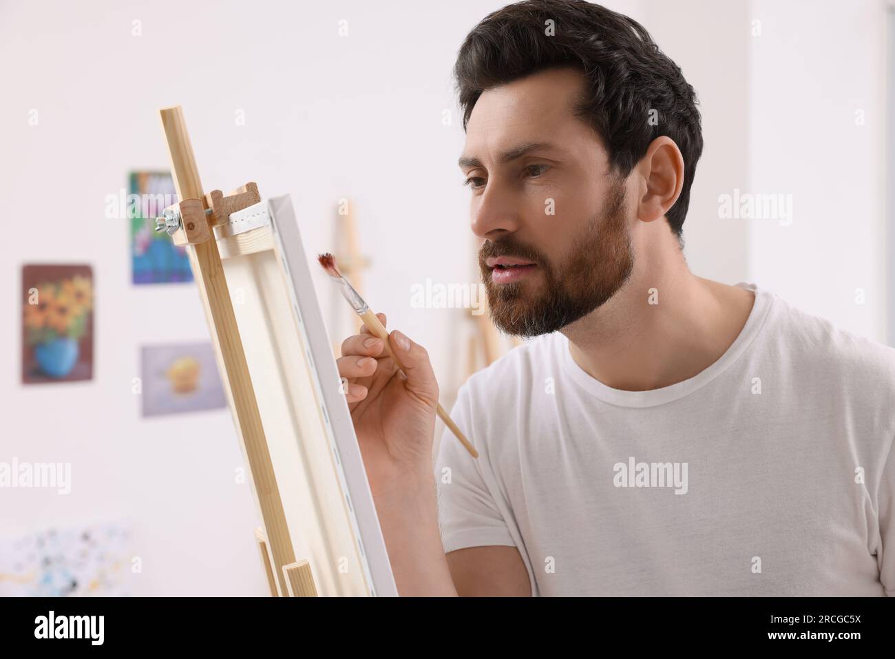 Using an easel hi-res stock photography and images - Alamy