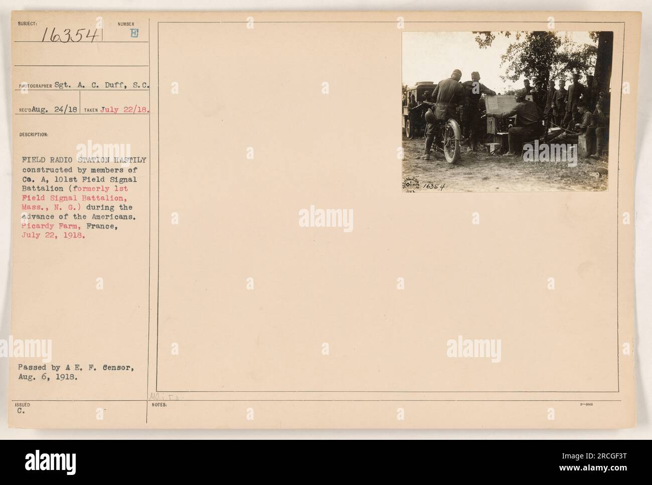 Co. A, 101st Field Signal Battalion constructing a field radio station ...