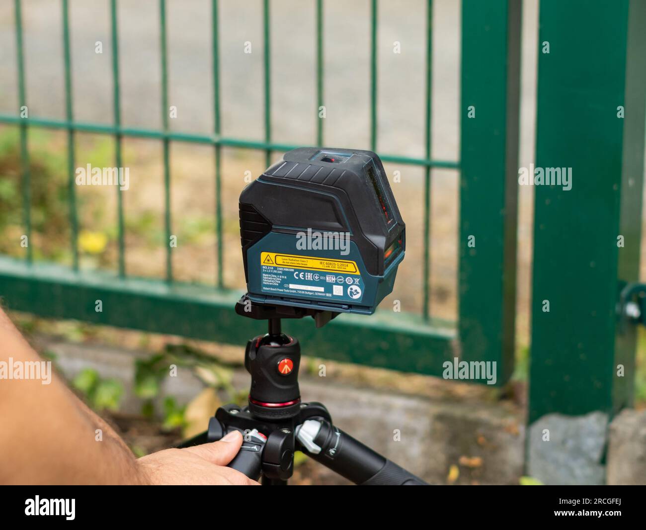Bosch line laser on a tripod to measure distances on the own property ...