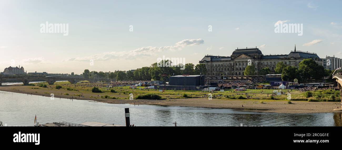 Lots people entering building hi-res stock photography and images - Alamy