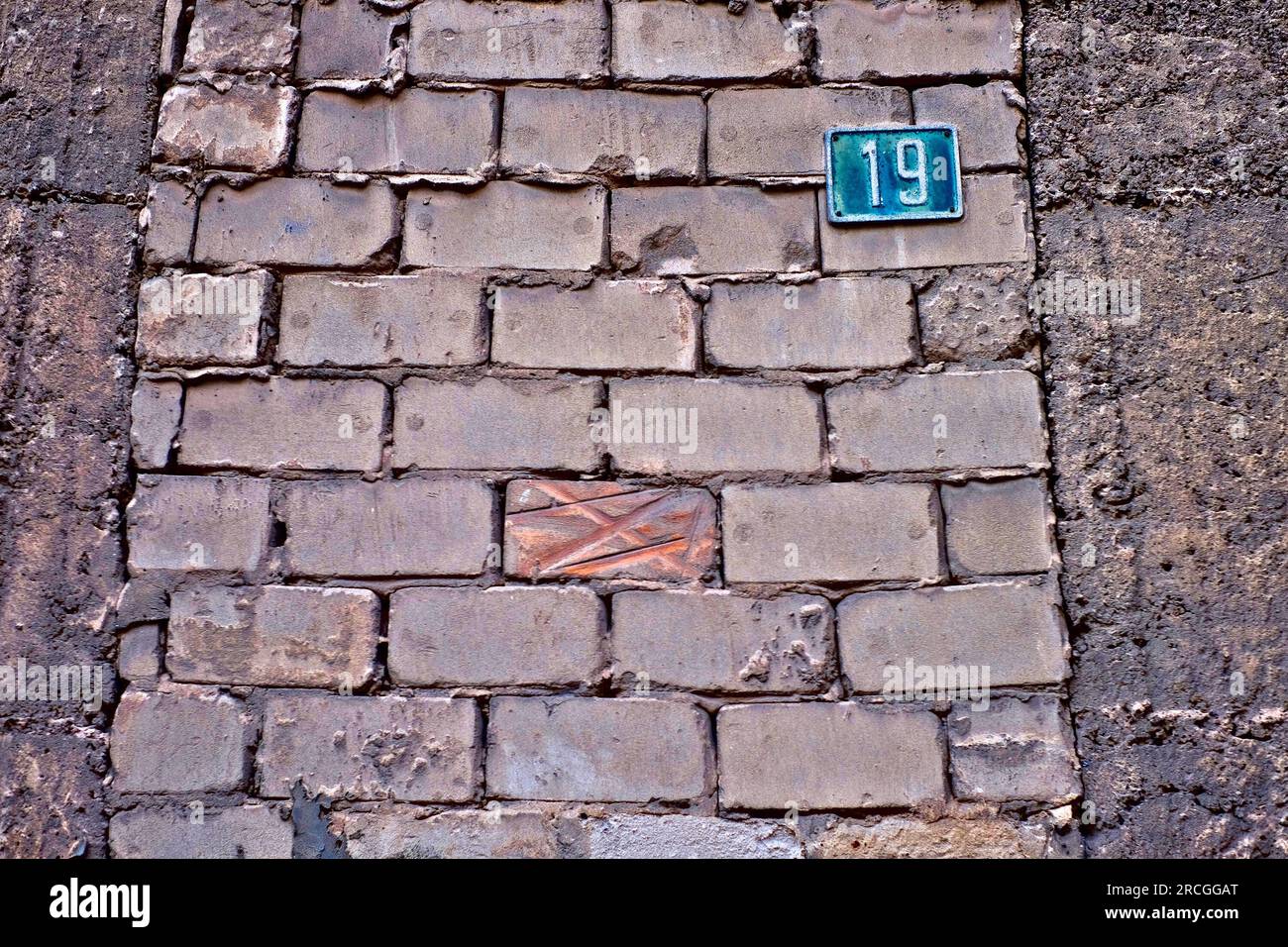 19, number nineteen, blue plate on rough bricked wall Stock Photo - Alamy