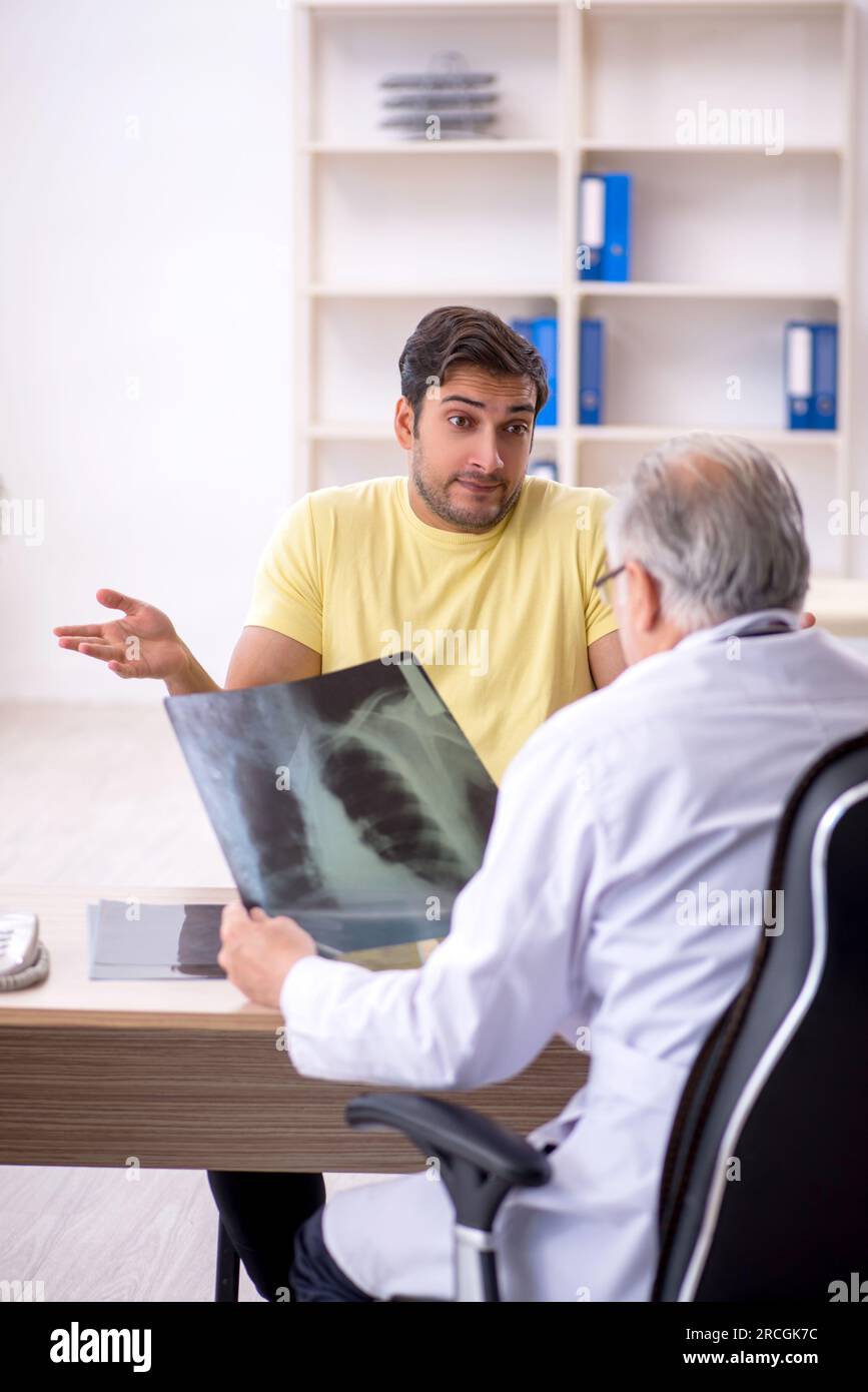 Doctor visiting patient ct scan hi-res stock photography and images - Alamy