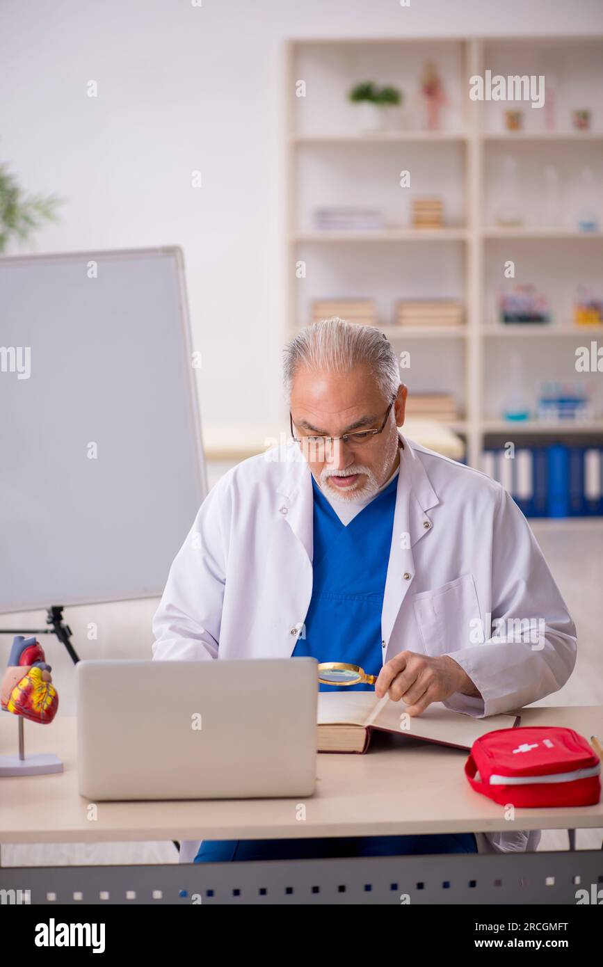 Old doctor cardiologist working at the hospital Stock Photo - Alamy