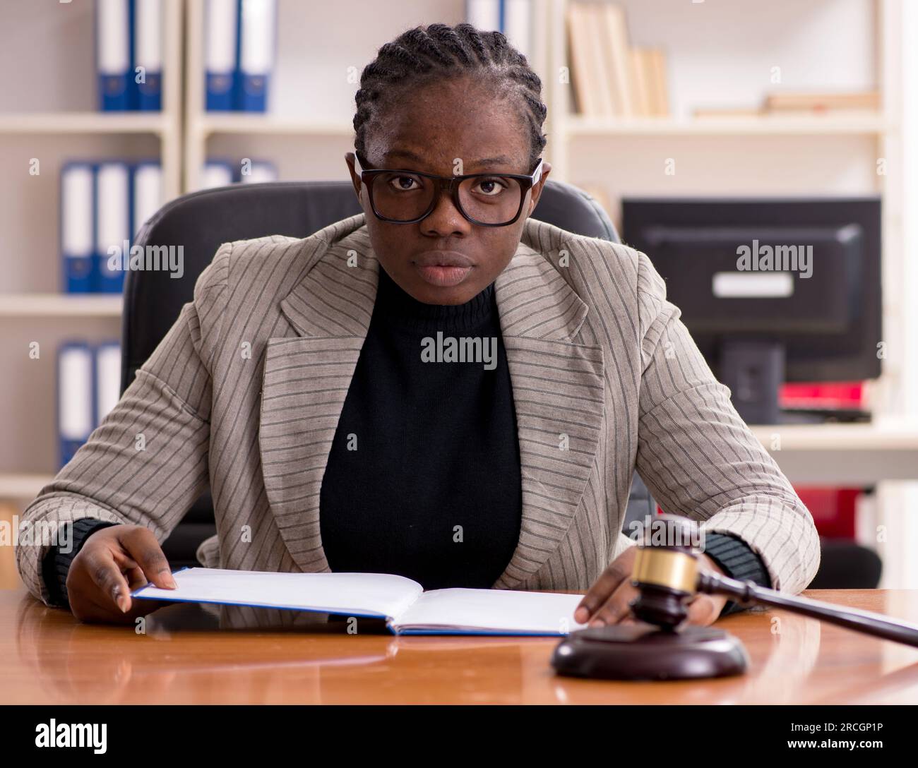 The black female lawyer in courthouse Stock Photo - Alamy