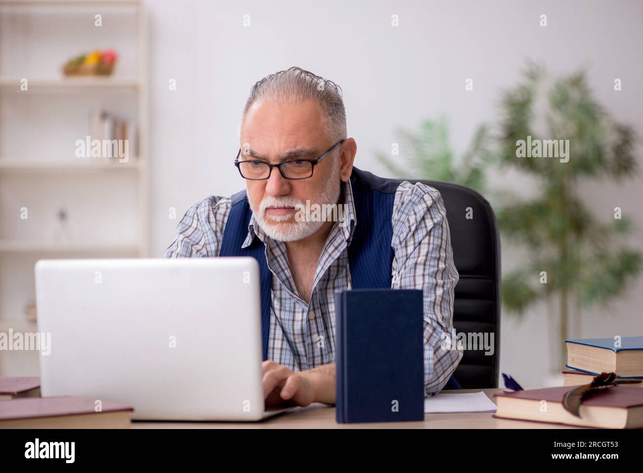 Senior man writer library hi-res stock photography and images - Alamy
