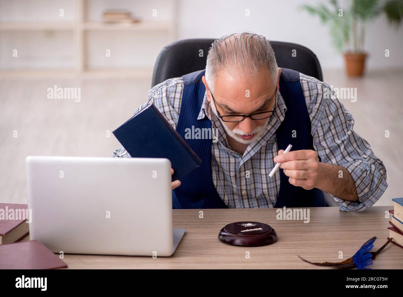 Old journalist smoking hi-res stock photography and images - Alamy