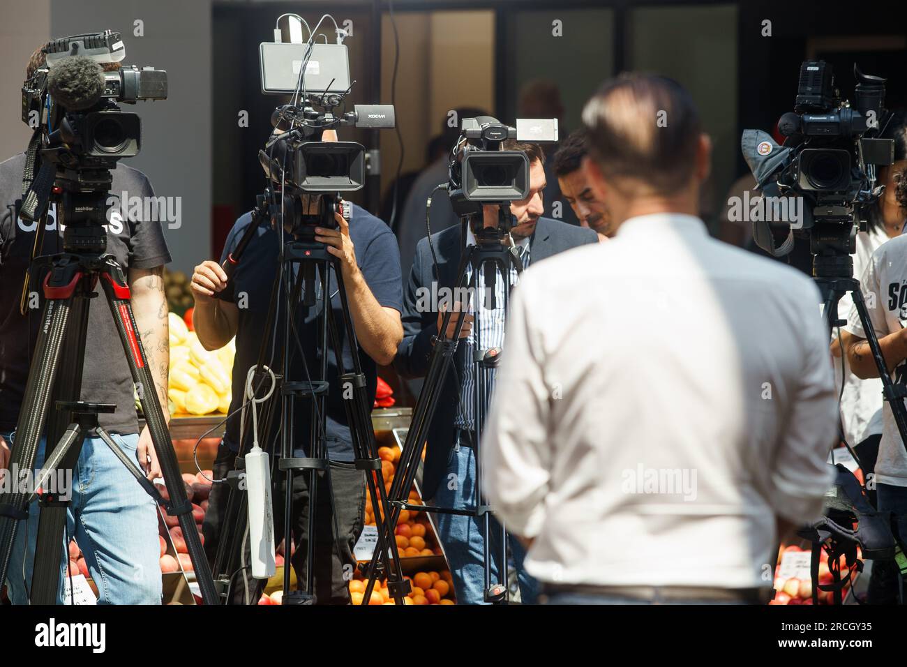 4k video modern two story hi-res stock photography and images - Alamy