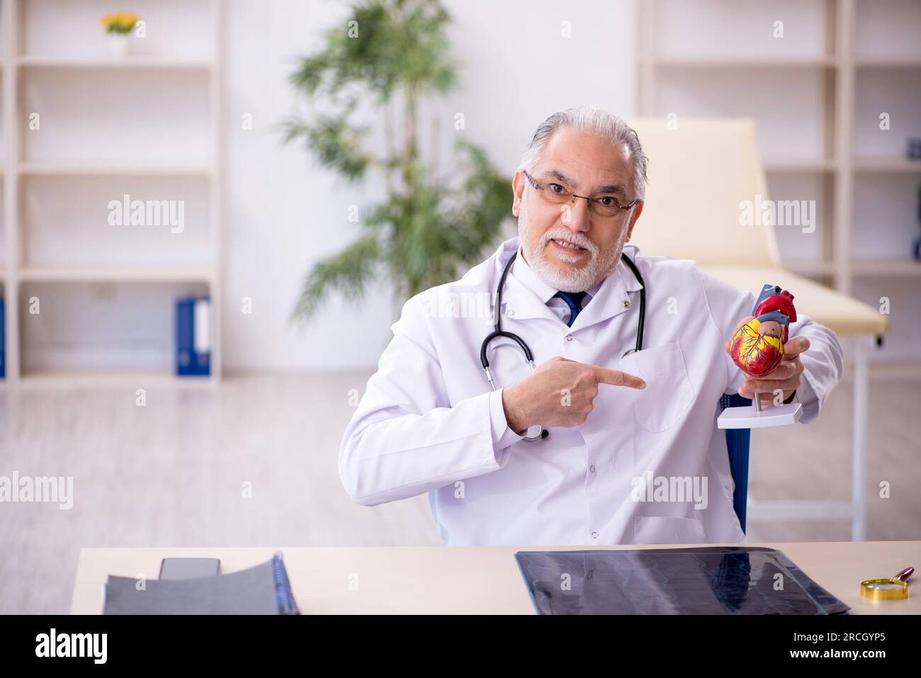 Doctor showing cardiogram old hi-res stock photography and images - Alamy