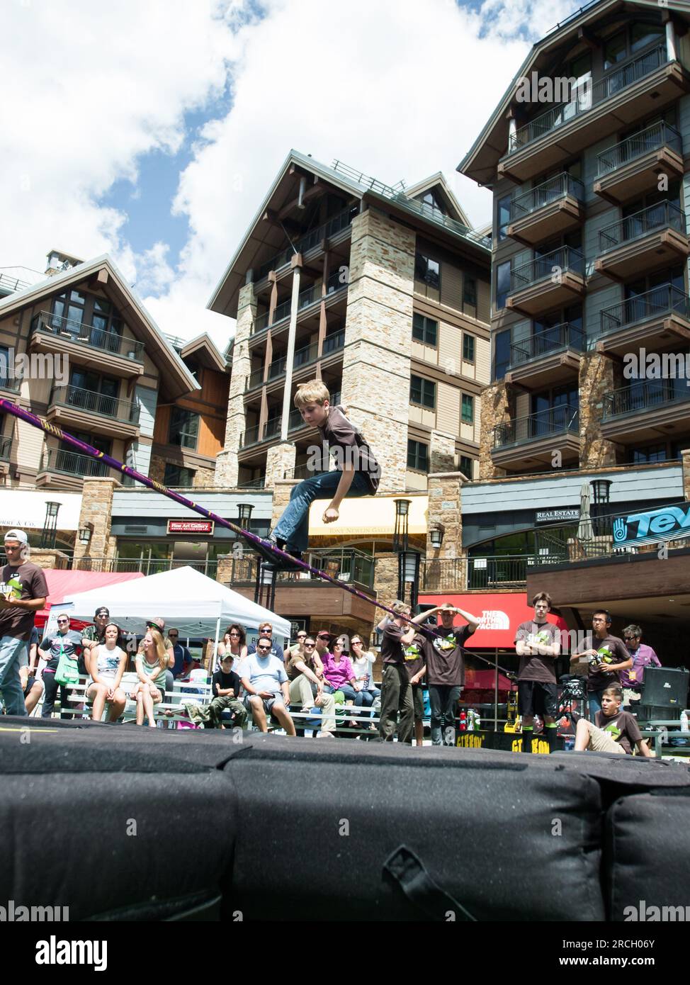 Slacklining and mountain hi-res stock photography and images - Alamy