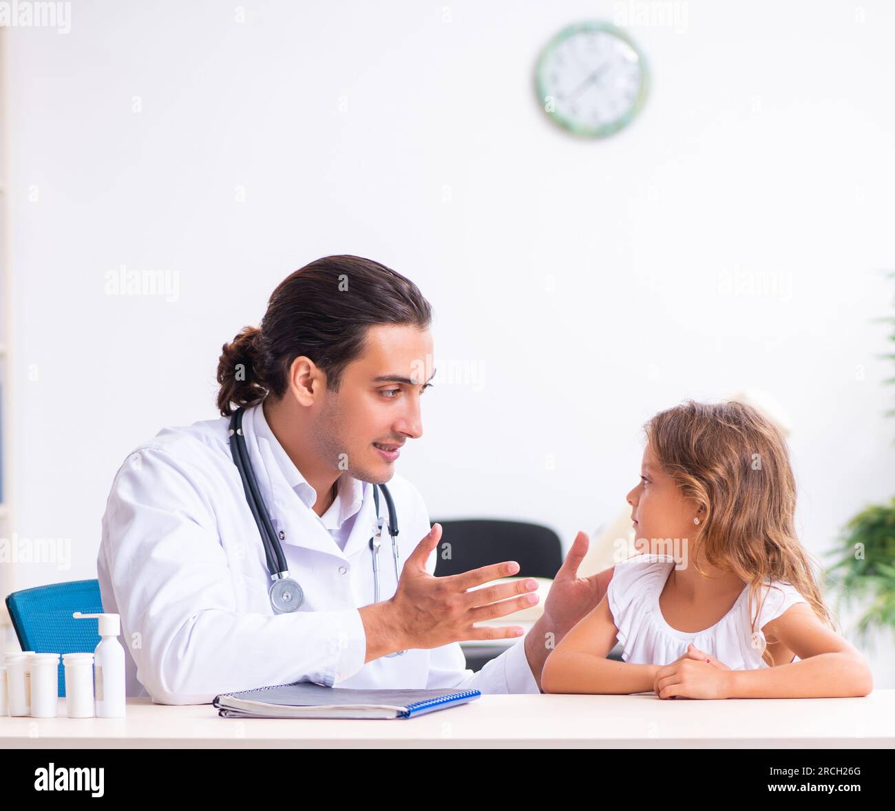 The young doctor pediatrician with small girl Stock Photo - Alamy