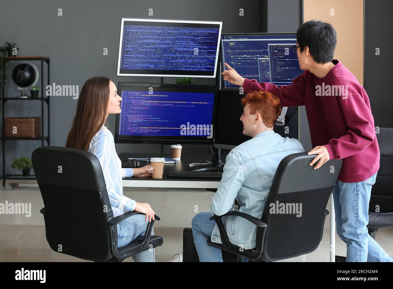Group programmers sitting table hi-res stock photography and images - Alamy