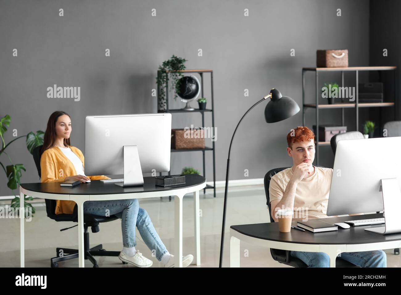 Group programmers sitting table hi-res stock photography and images - Alamy