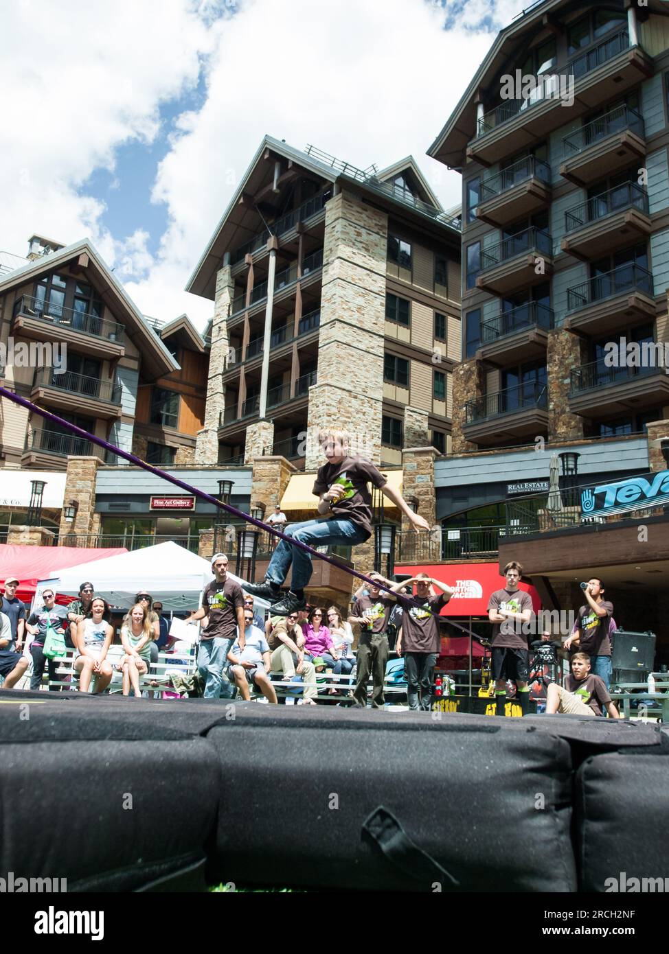 Slacklining and mountain hi-res stock photography and images - Alamy