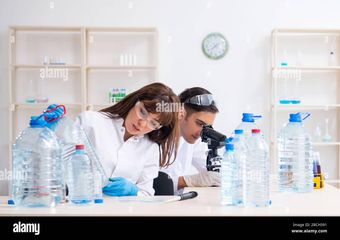 The two chemists working in the lab Stock Photo - Alamy