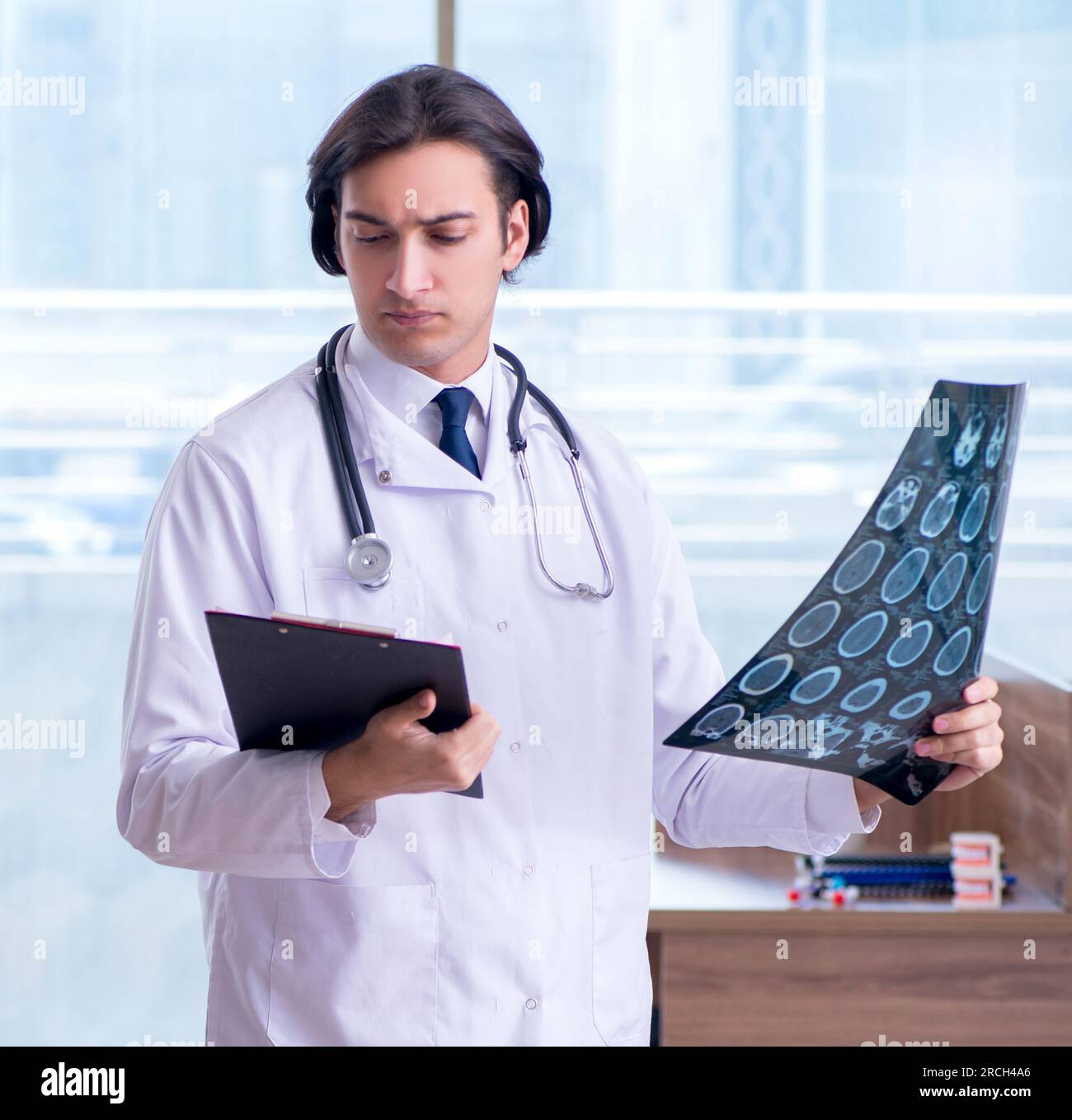 Radiologist reading ct scan hi-res stock photography and images - Alamy