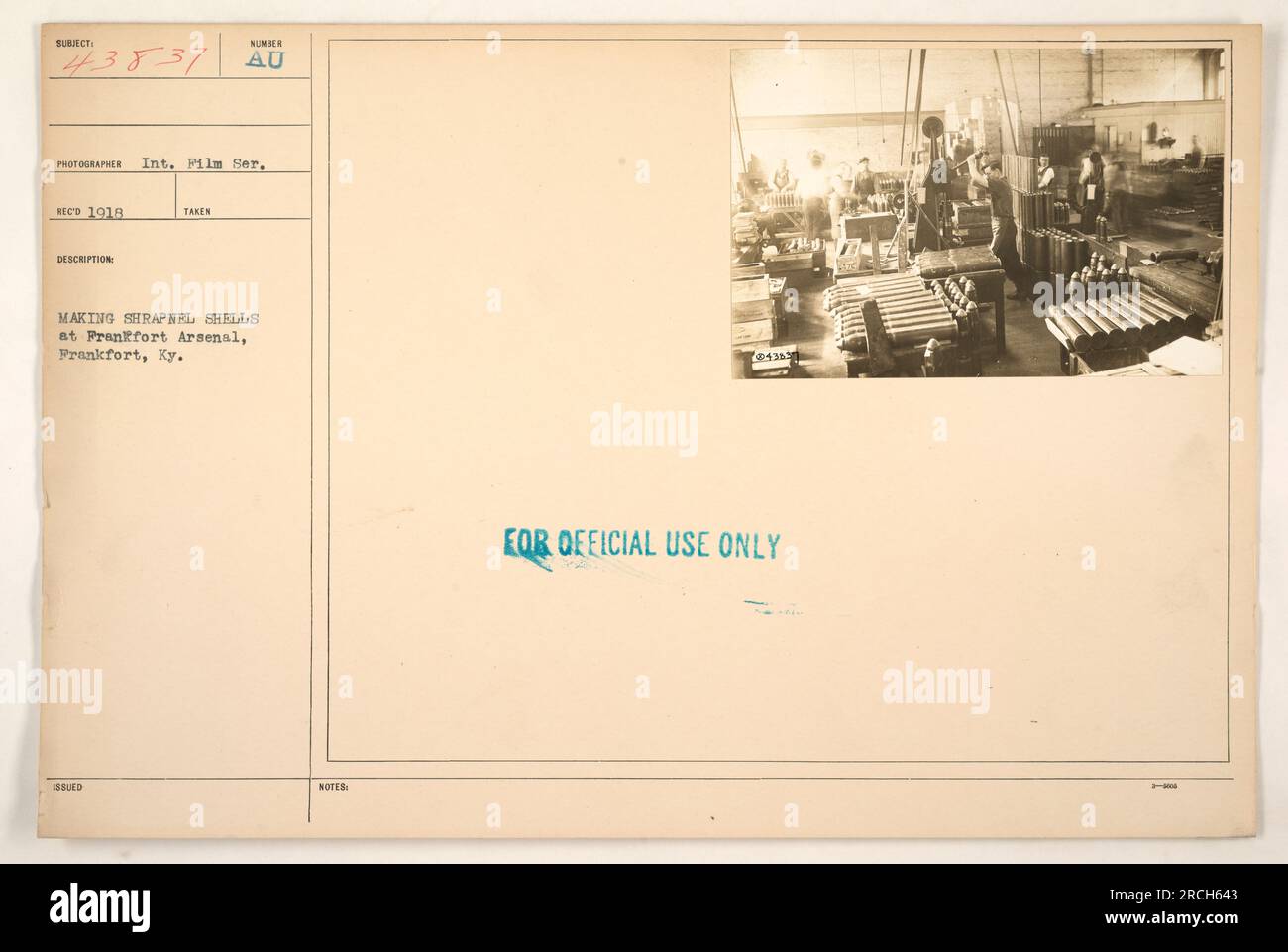 American soldiers at work in the Frankfort Arsenal in Kentucky, 1918 ...