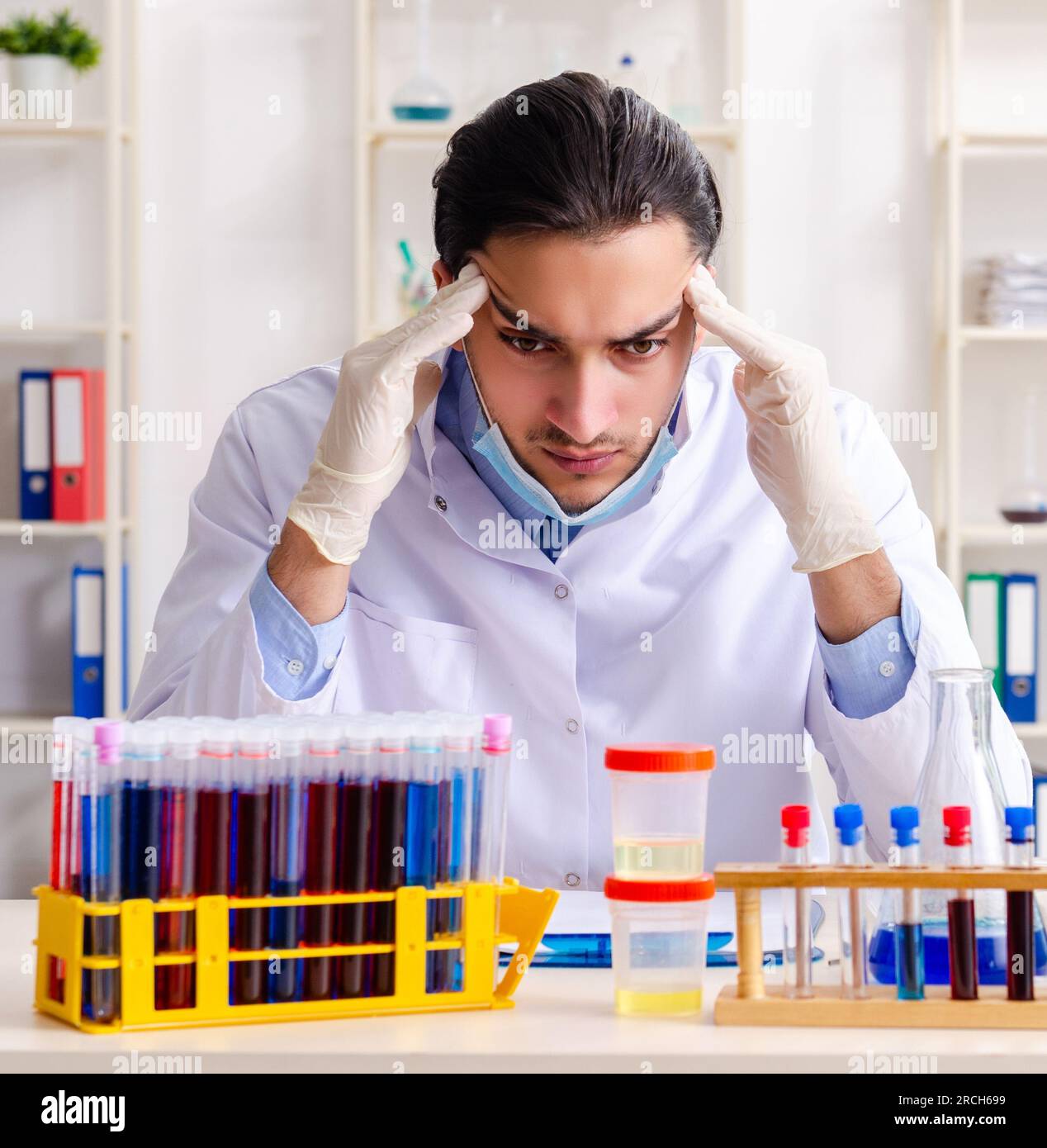 The young male chemist working in the lab Stock Photo - Alamy