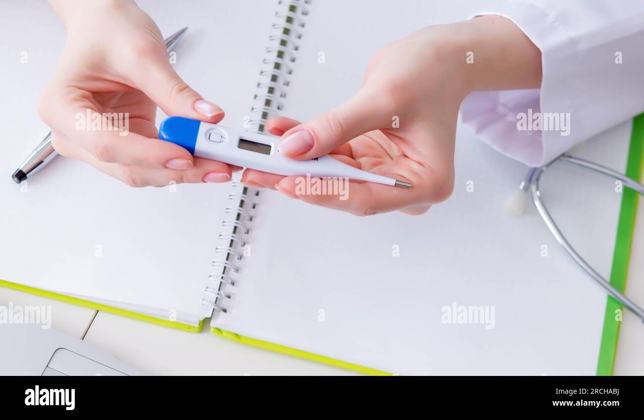 The doctor hand holding temperature thermometer Stock Photo - Alamy