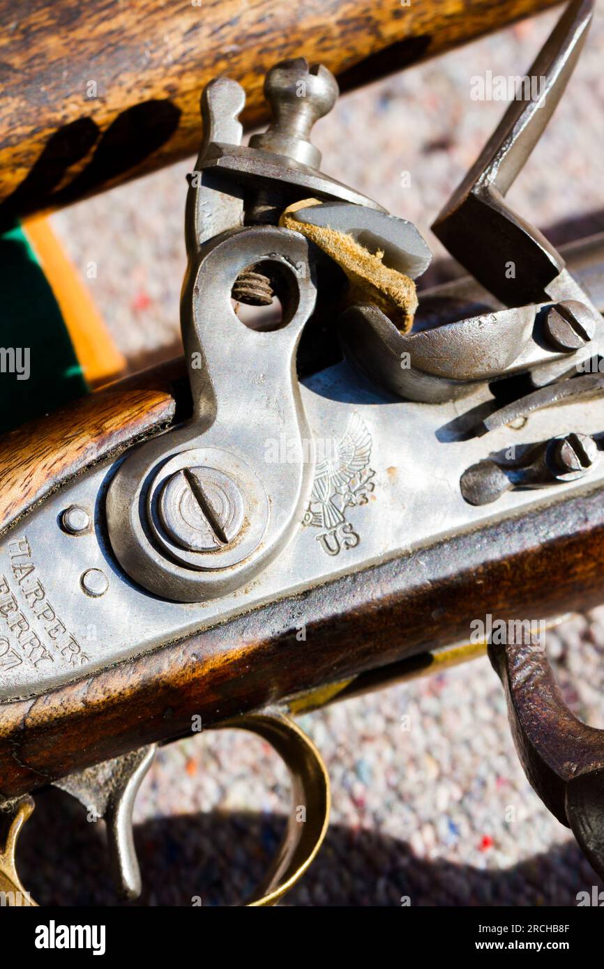 Flintlock breech loading rifle hi-res stock photography and images - Alamy