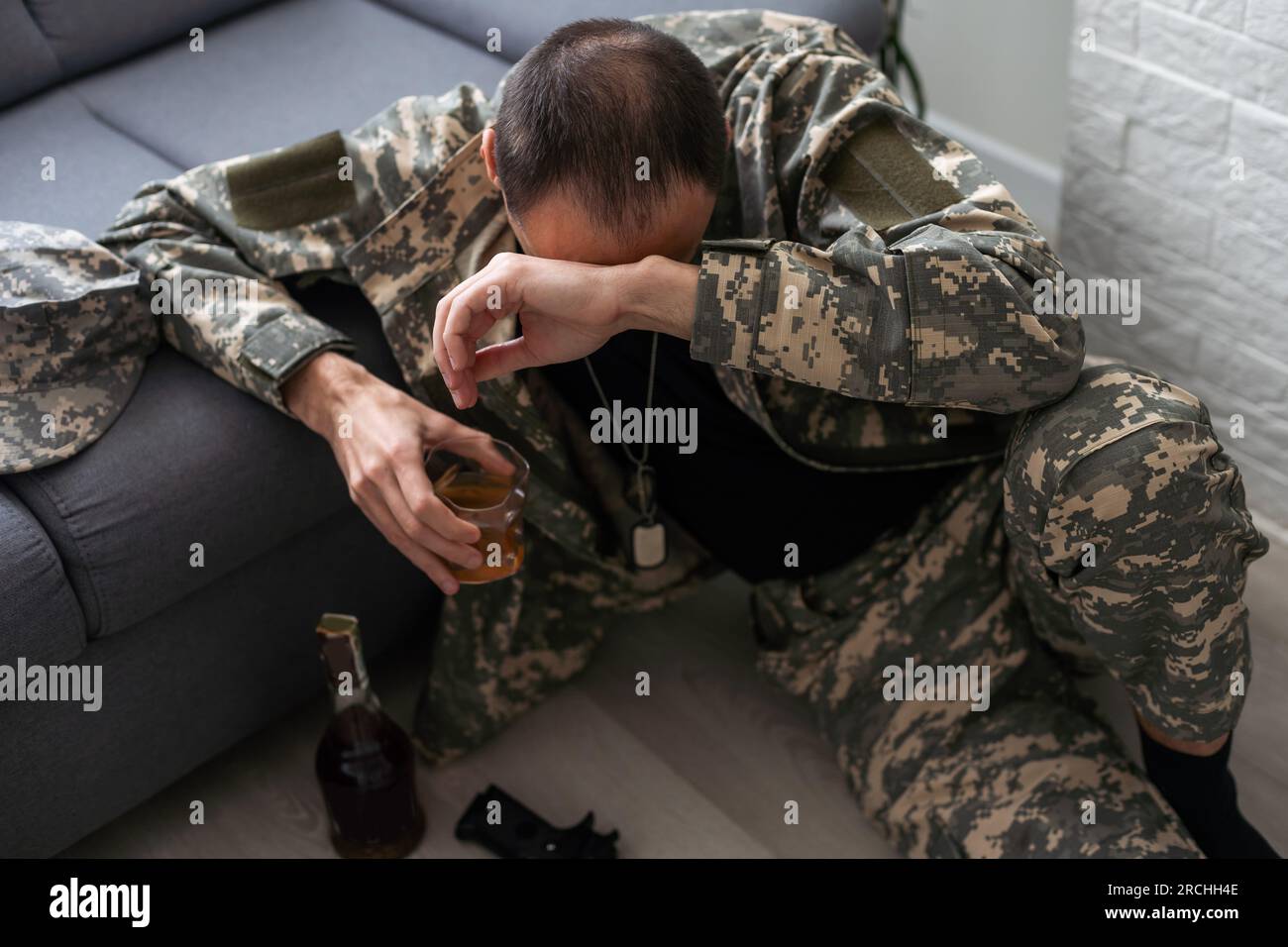 Sitting officer uniform waiting military hi-res stock photography and ...