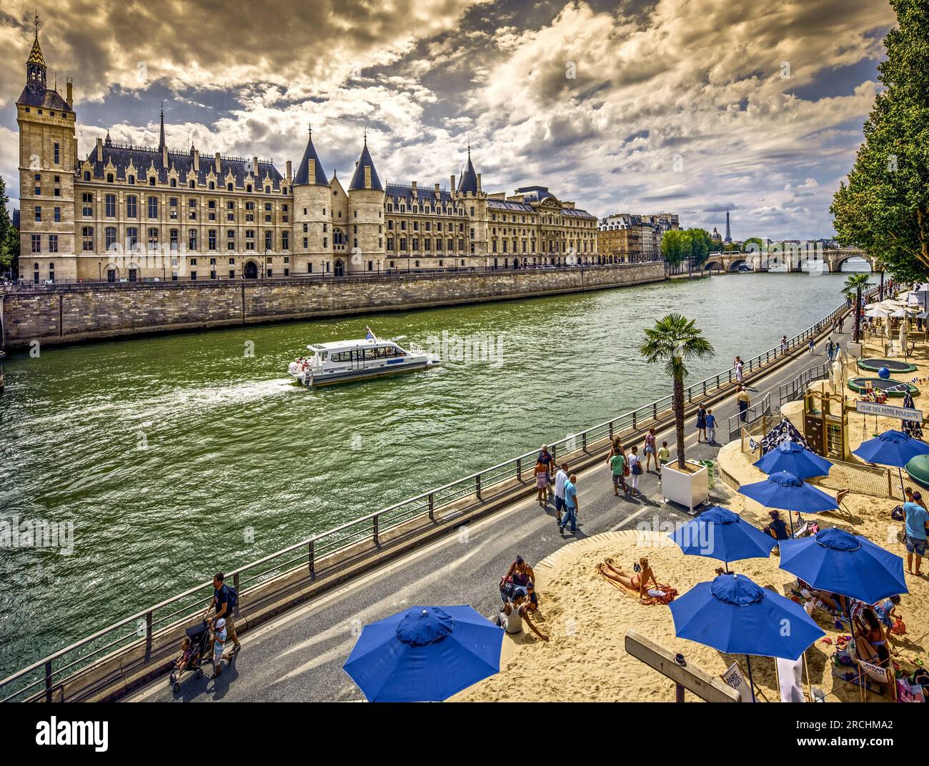 PARIS, FRANCE - 25 JUILLET: PARIS-PLAGES SUR LES QUAIS DE SEINE LE 25 ...