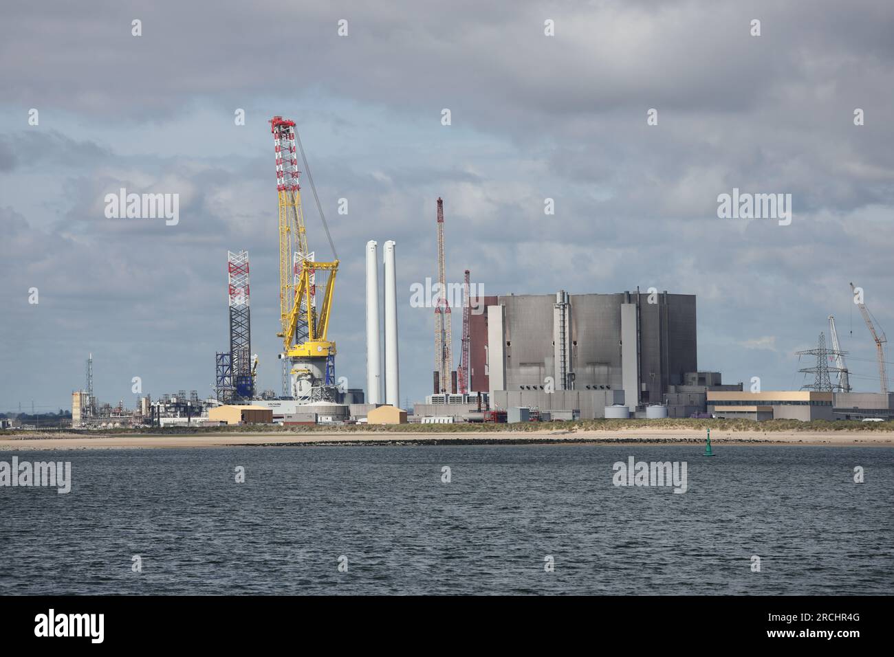 Hartlepool Advanced Gas Cooled Reactor Nuclear Power Station dwarfed by ...
