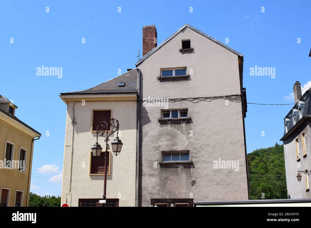 Tall houses narrow streets hi-res stock photography and images - Alamy