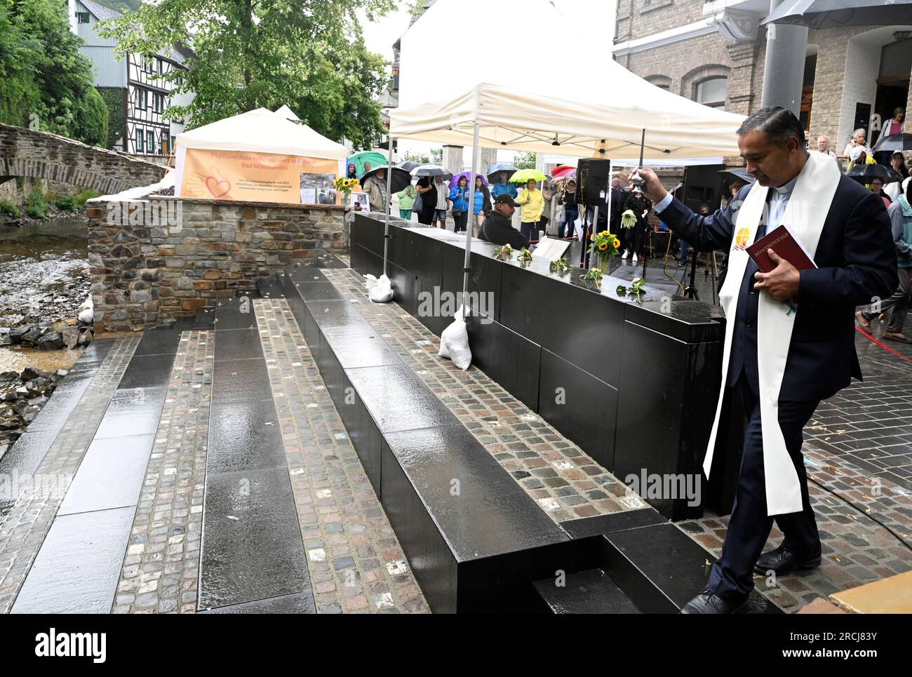 Priest creates hi-res stock photography and images - Alamy