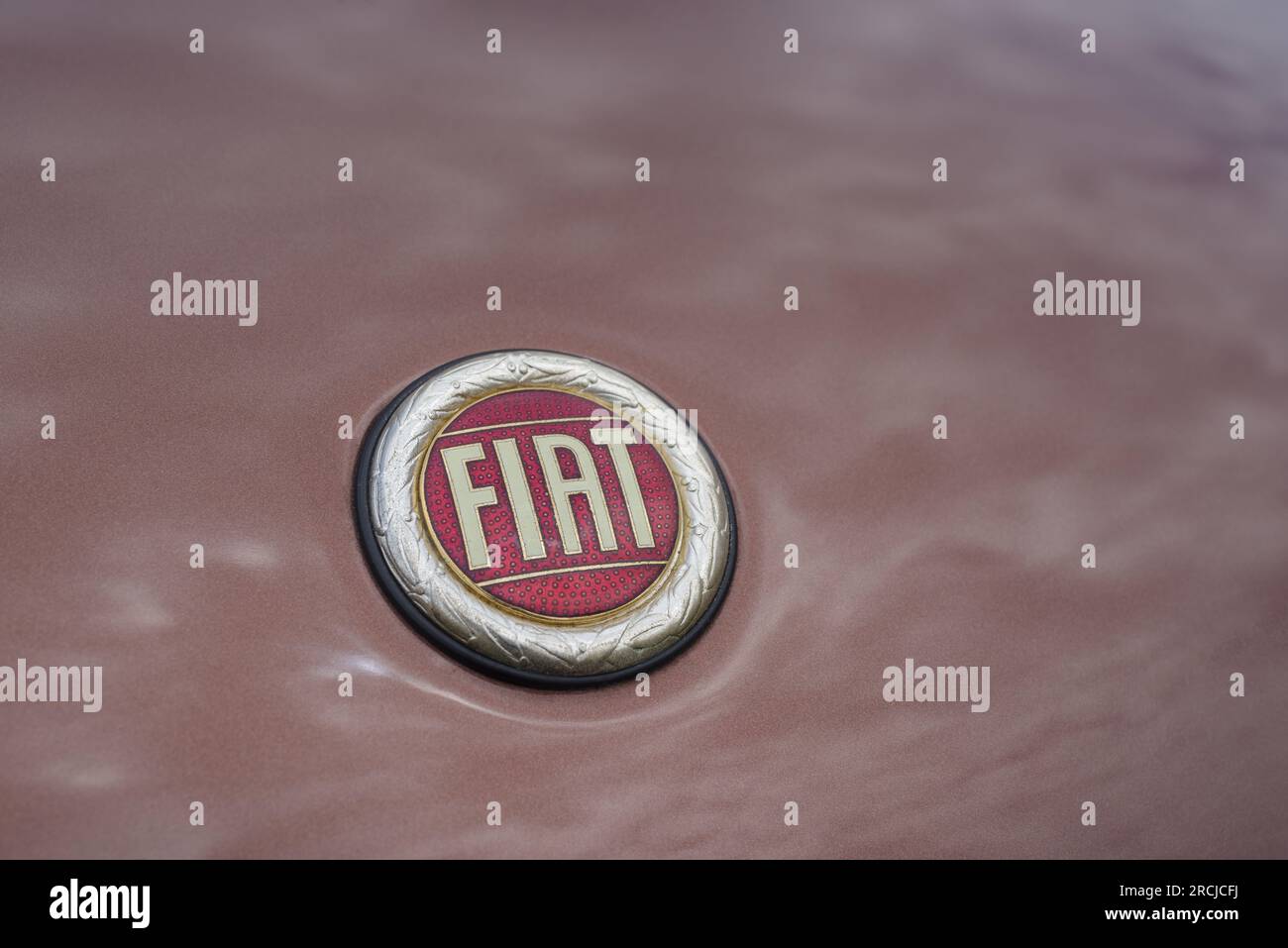 Fiat emblem on car hi-res stock photography and images - Alamy