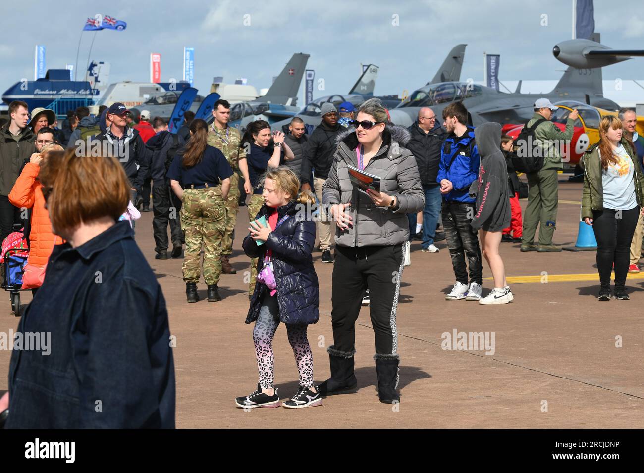 Fairford air show crowds hi-res stock photography and images - Alamy