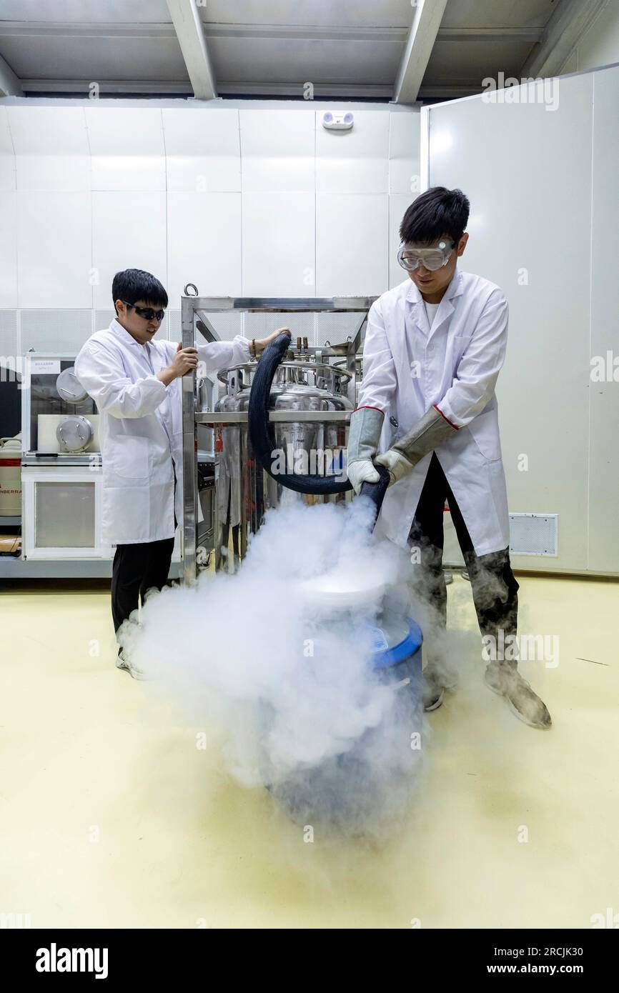 Pour liquid nitrogen hi-res stock photography and images - Alamy