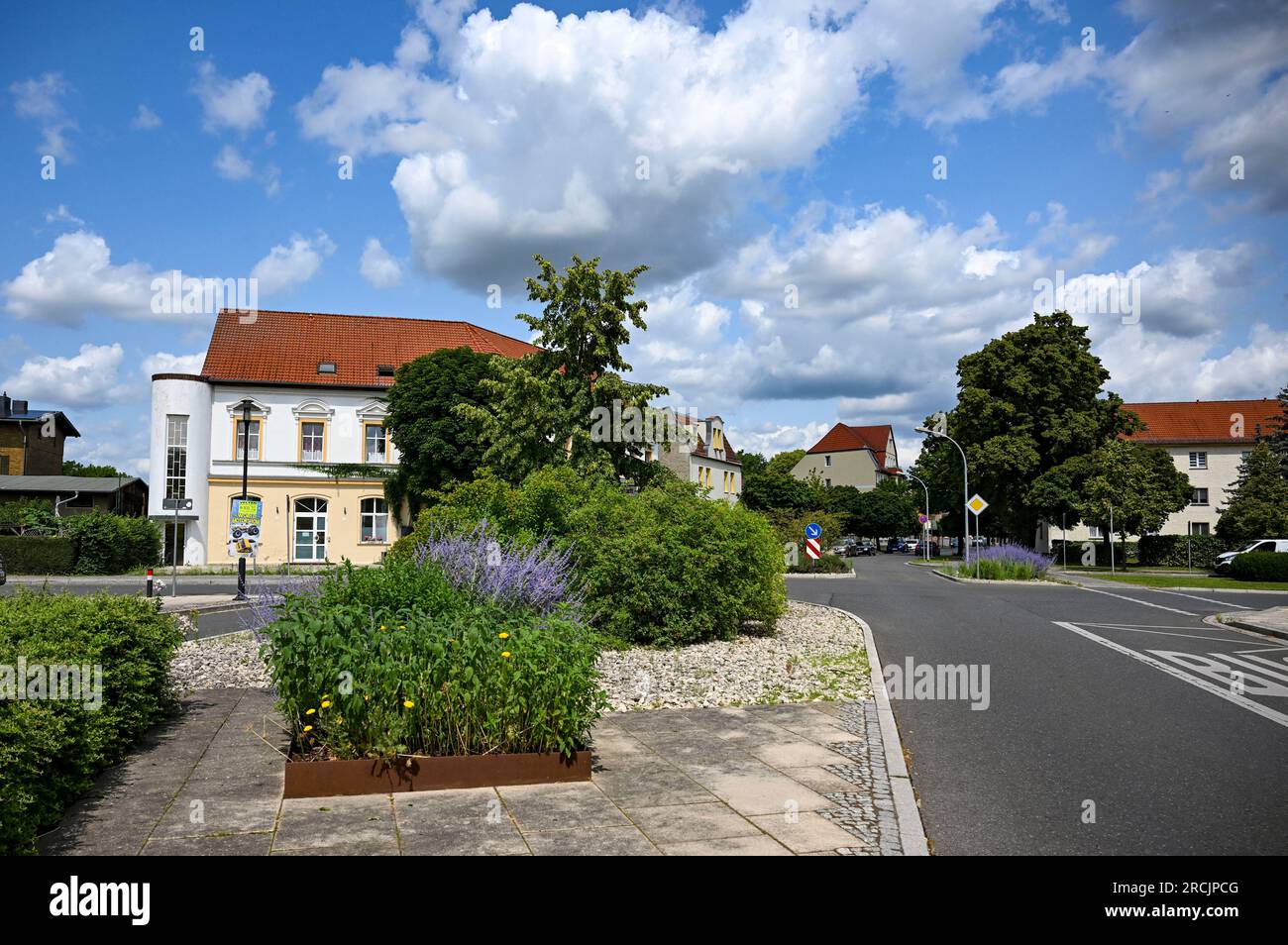 Velten, Germany. 14th July, 2023. Greened, planted and with benches and ...
