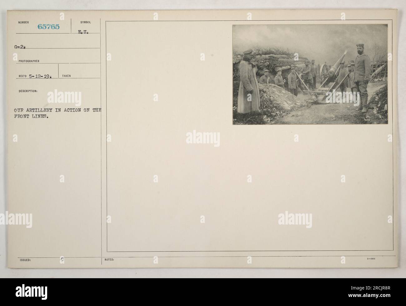 American artillery soldiers firing their guns from the front lines ...