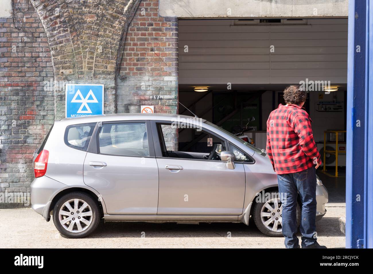 Mot test centre hi-res stock photography and images - Alamy