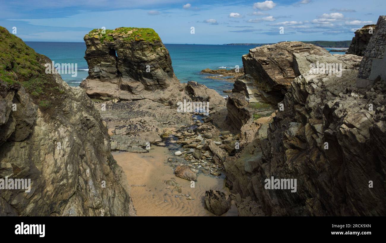 Broken cliffs hi-res stock photography and images - Alamy