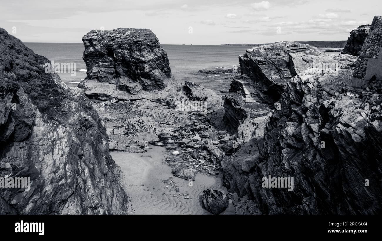 Ragged shoreline hi-res stock photography and images - Alamy