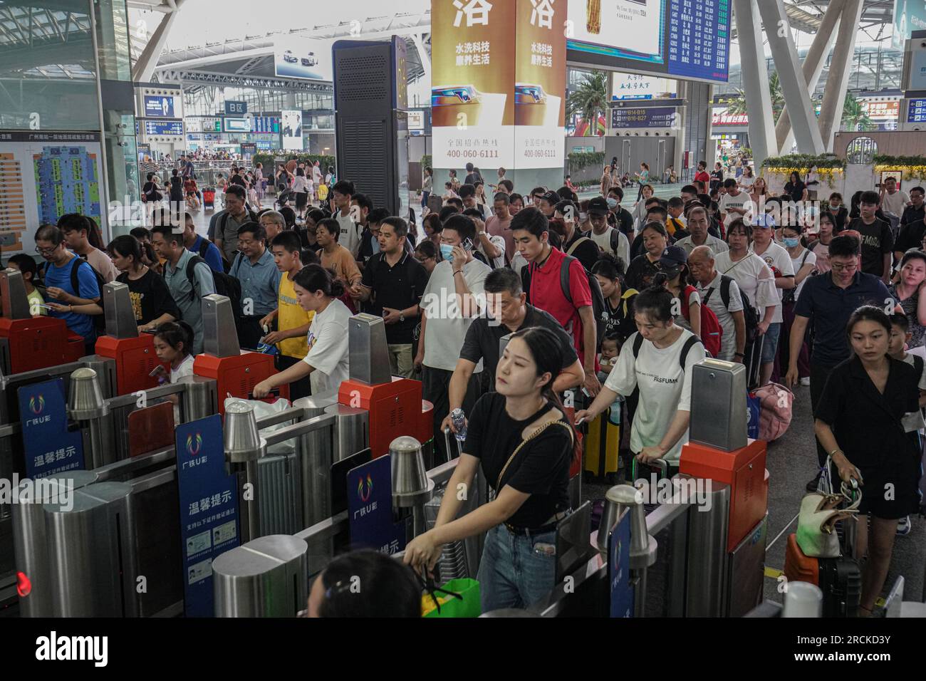 People line up and check in at the railway station. Guangzhou South ...