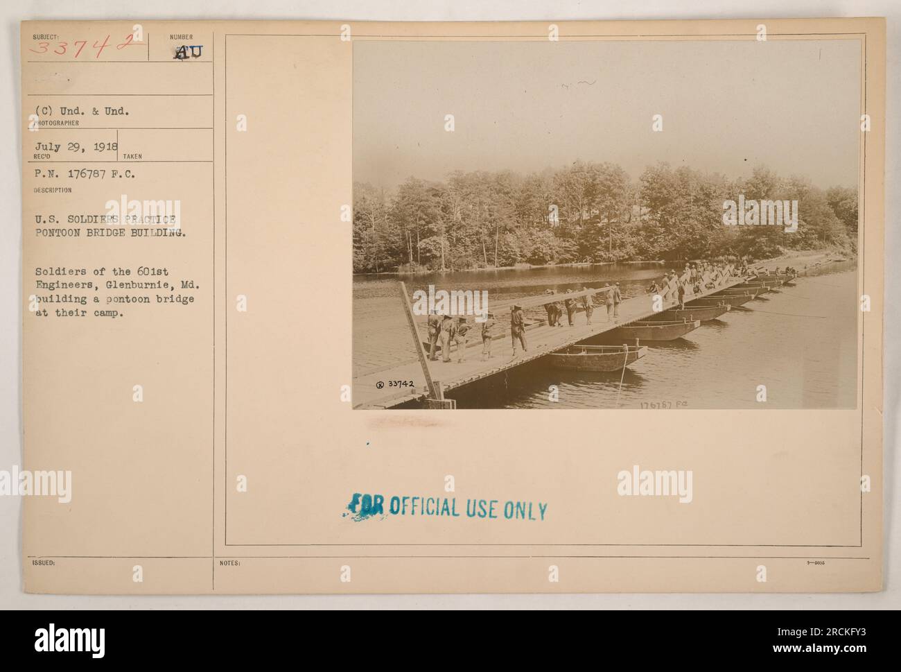 Soldiers of the 601st Engineers, Glenburnie, MD, practicing pontoon ...
