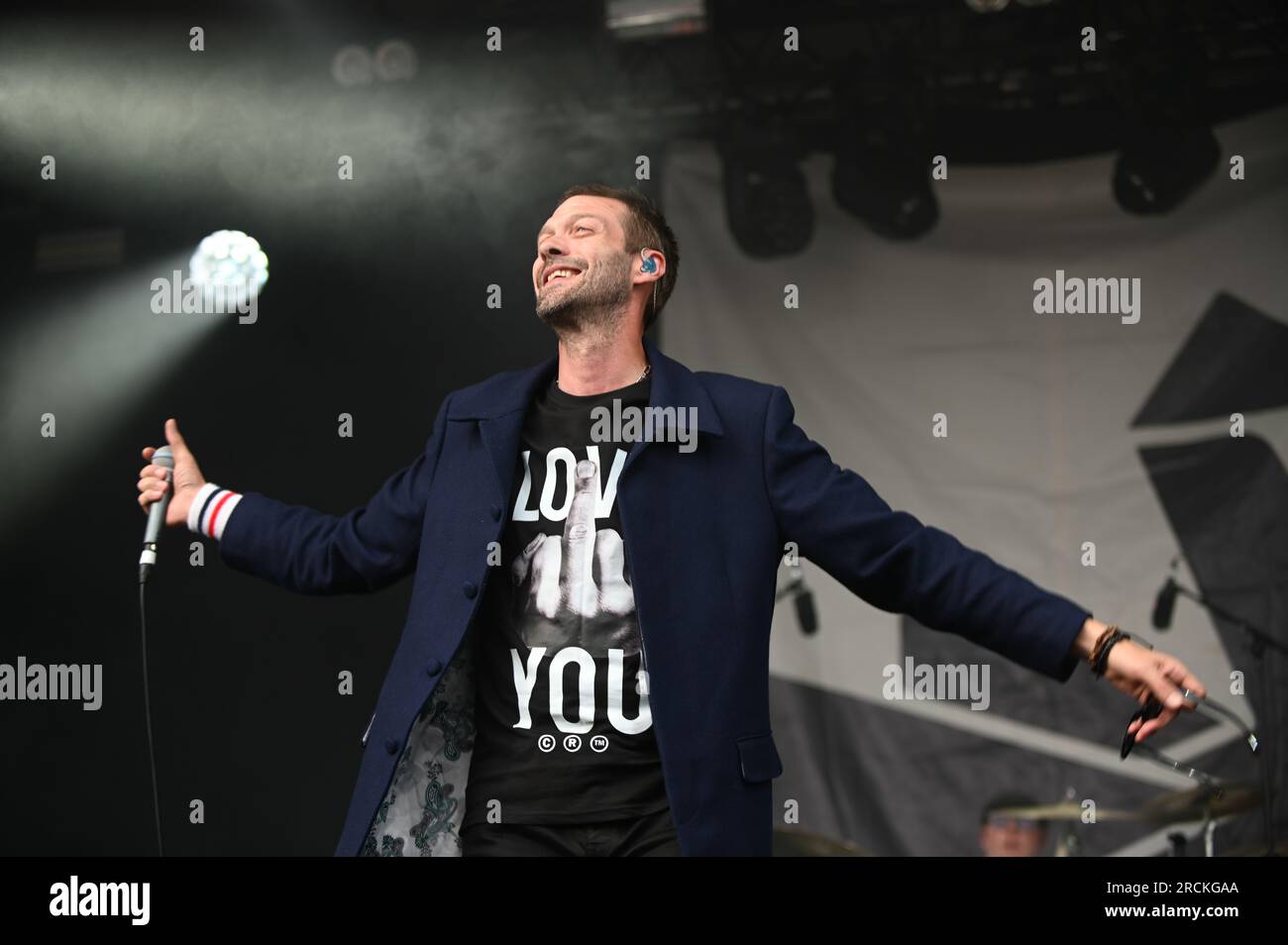 Tom Meighan former lead singer of Kasabian performs live at Askern ...