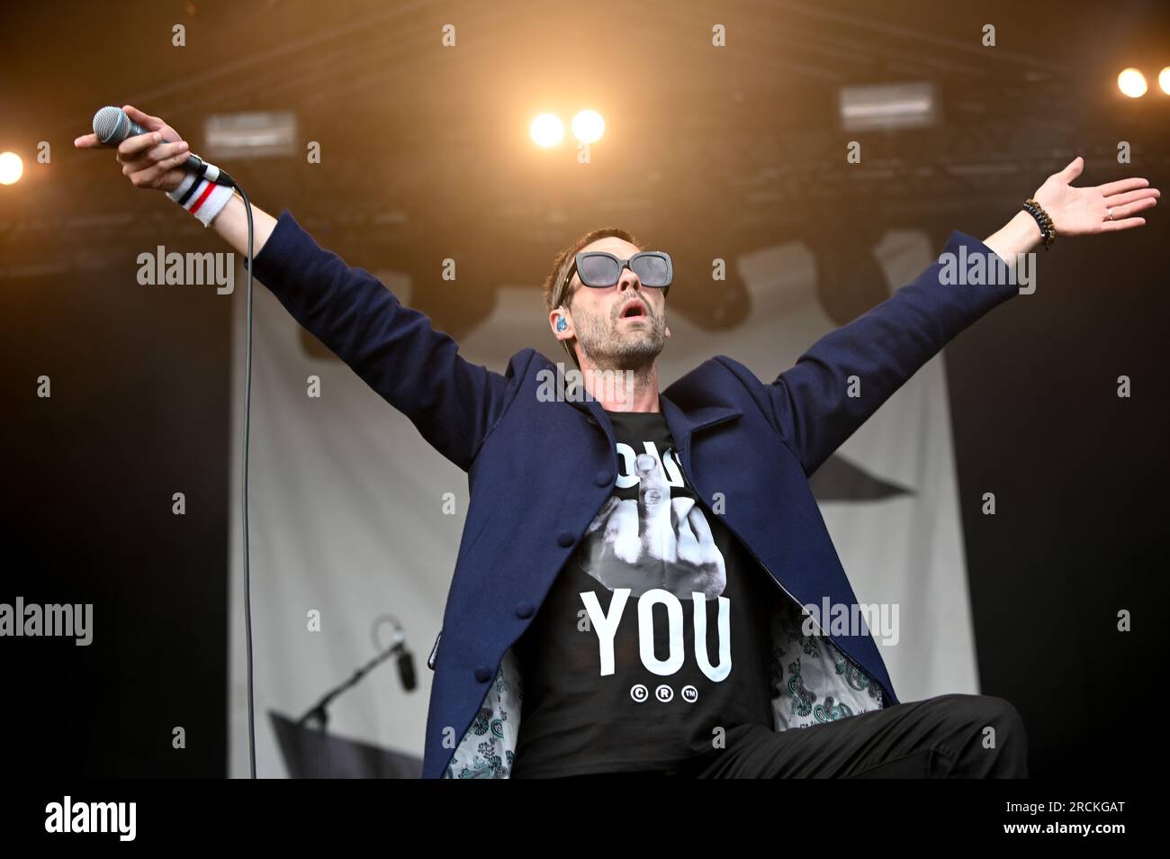 Tom Meighan former lead singer of Kasabian performs live at Askern ...