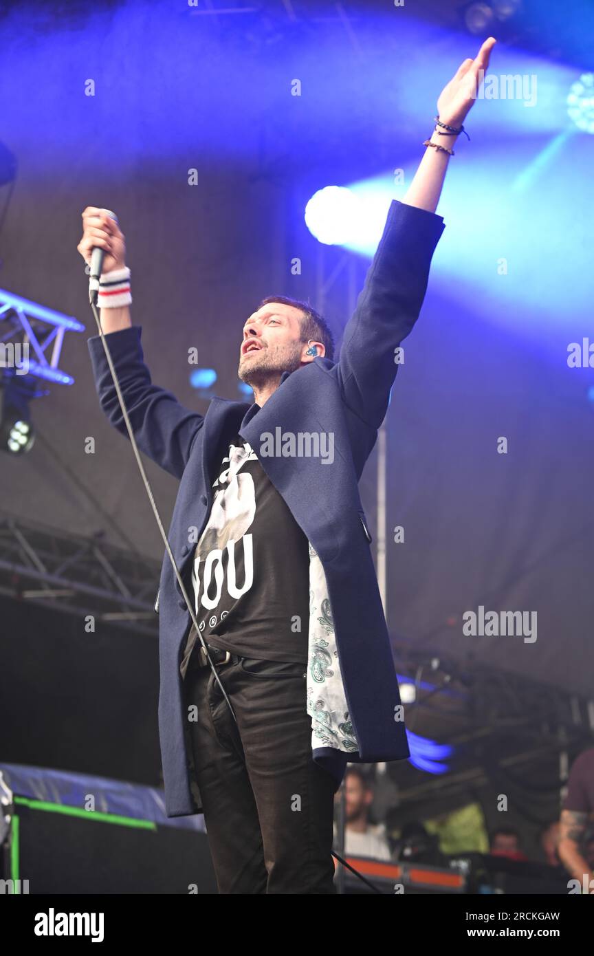 Tom Meighan former lead singer of Kasabian performs live at Askern ...