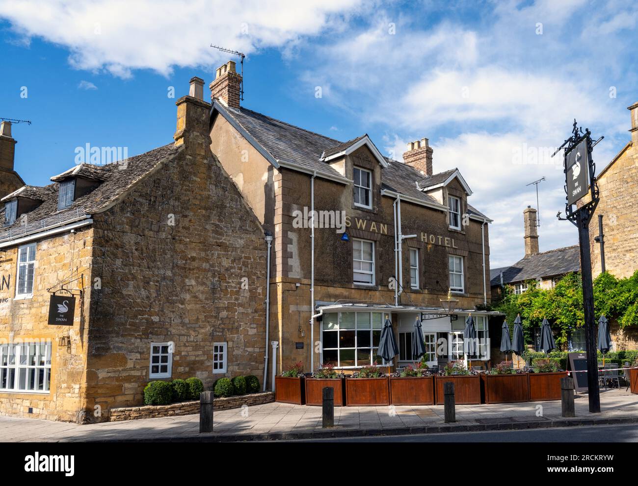 The Swan Country Pub and Restaurant, The Green, Broadway ...