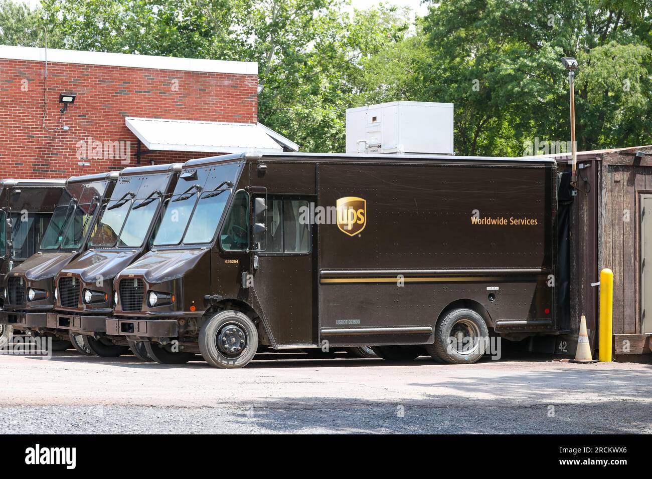 Ups delivery vehicles hi-res stock photography and images - Alamy