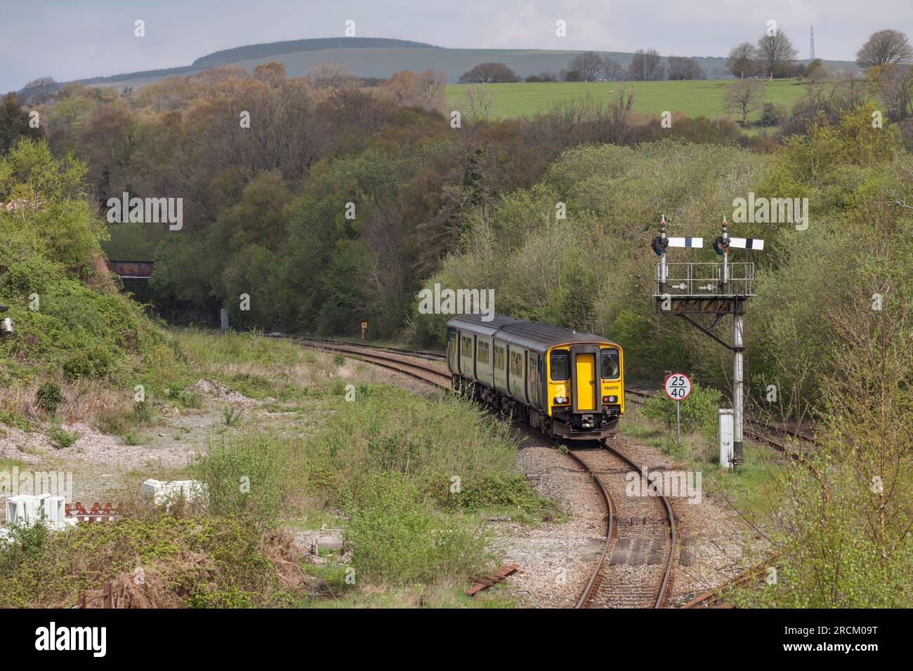 Class 150 DMU train150270 passing the lower quadrant mechanical bracket ...