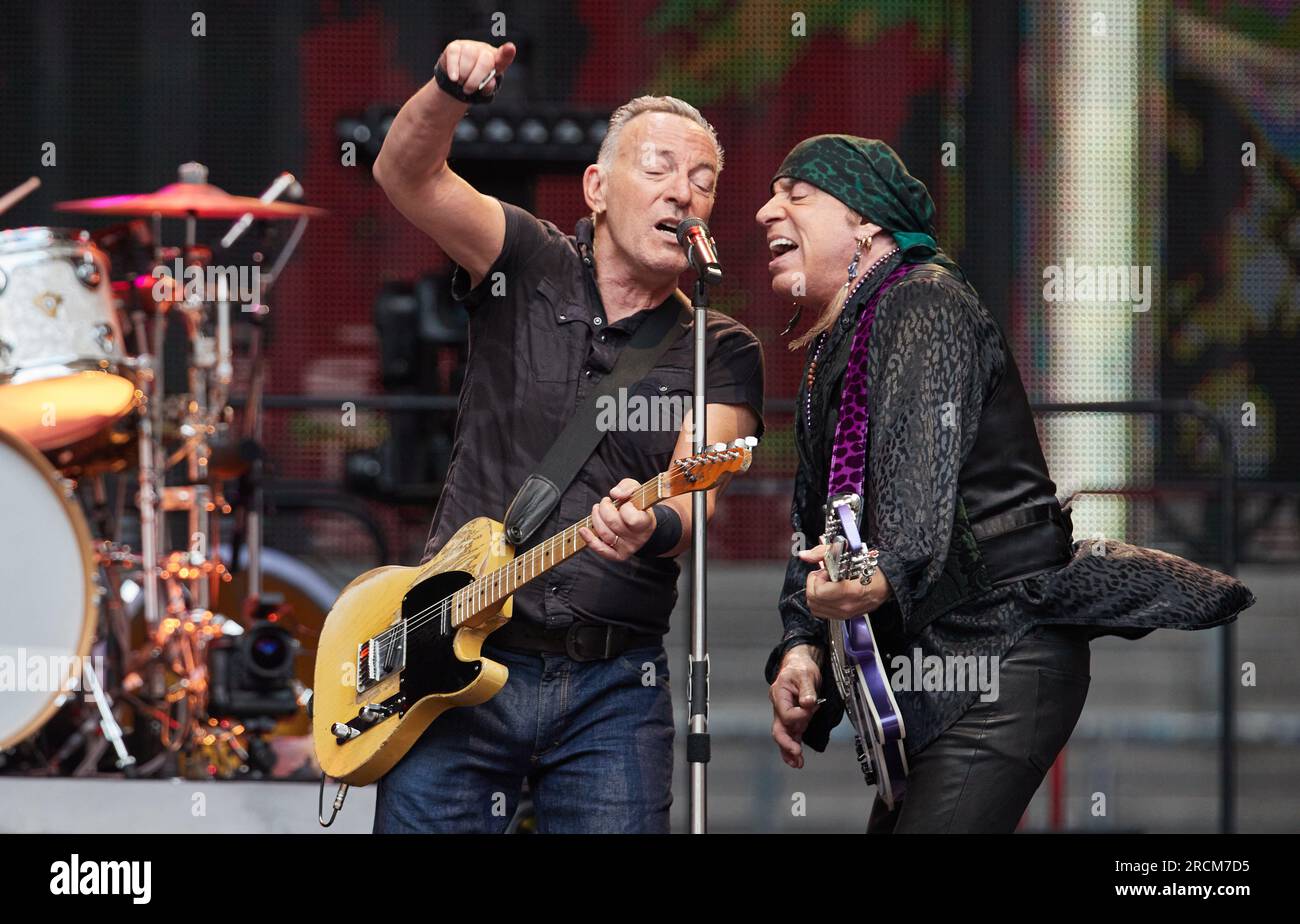 Hamburg, Germany. 15th July, 2023. US musicians Bruce Springsteen (l ...