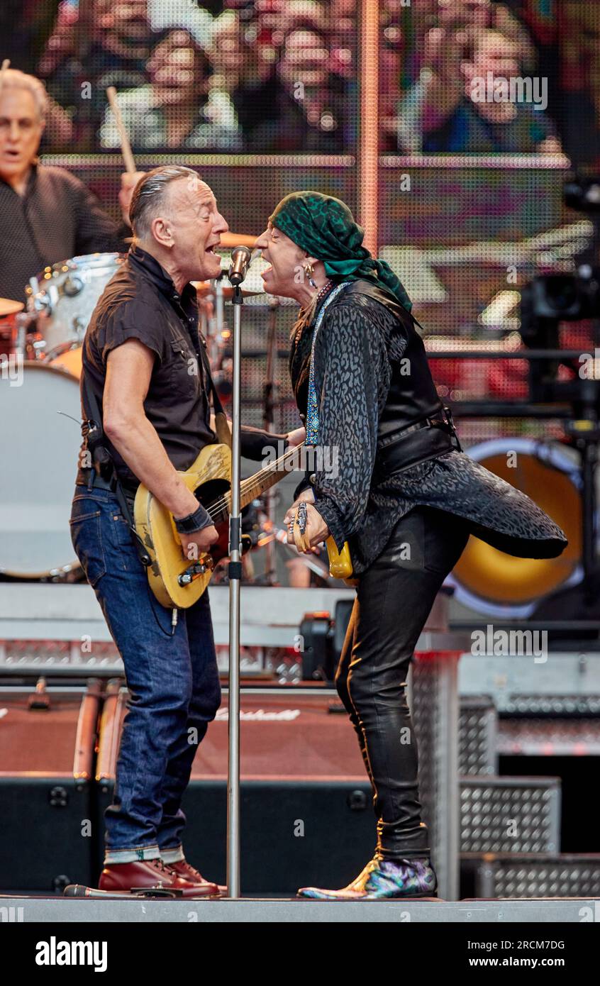 Hamburg, Germany. 15th July, 2023. US musicians Bruce Springsteen (l ...